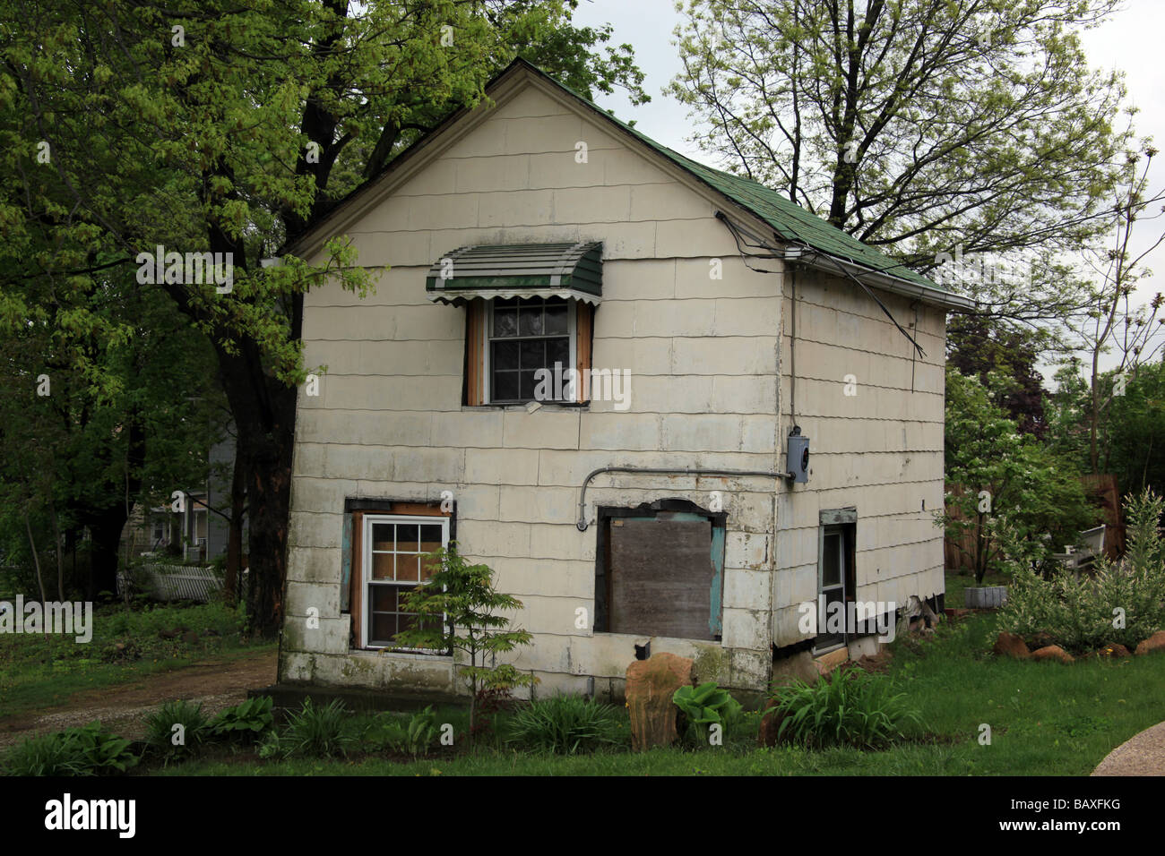 Dilapidated house in serious state of disrepair Stock Photo - Alamy