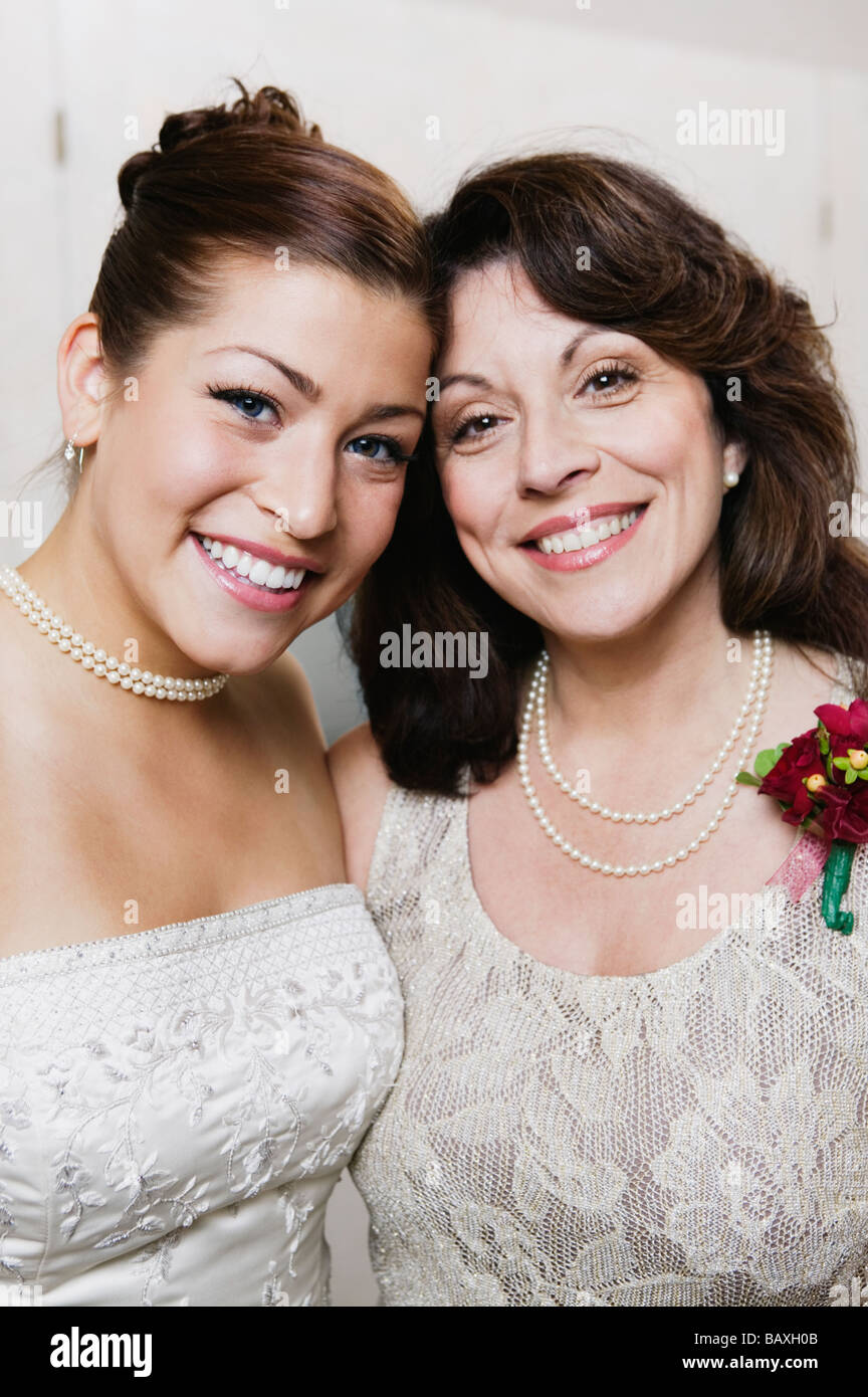Bride and mother hugging Stock Photo - Alamy