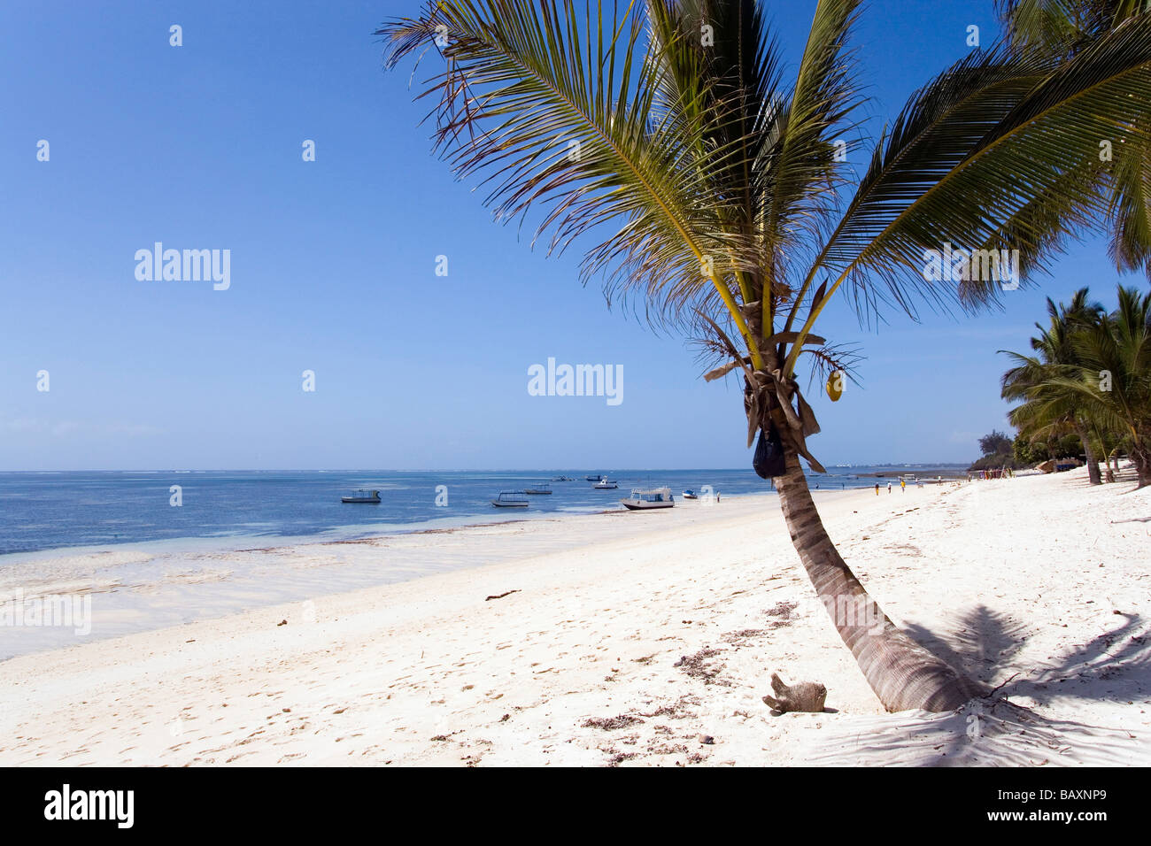Kenya beach resort hi-res stock photography and images - Alamy