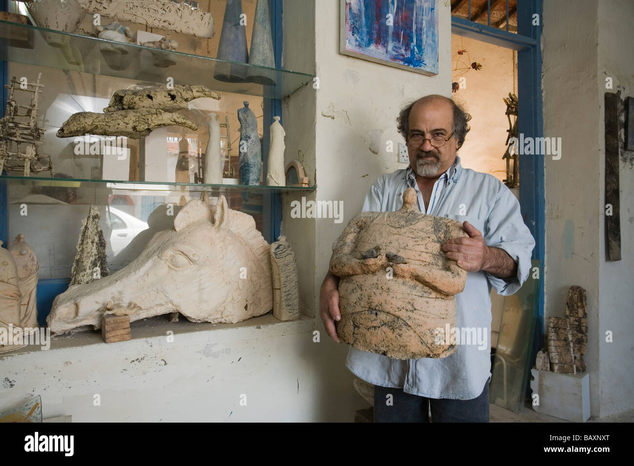 Artist with sculpture hi-res stock photography and images - Alamy