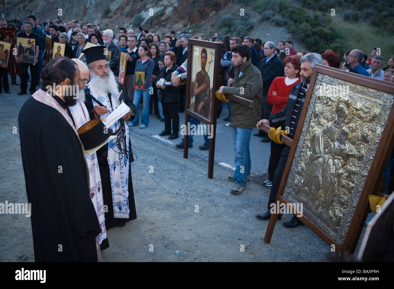 Priests at an icon procession, People holding icons, Orthodox icon ...