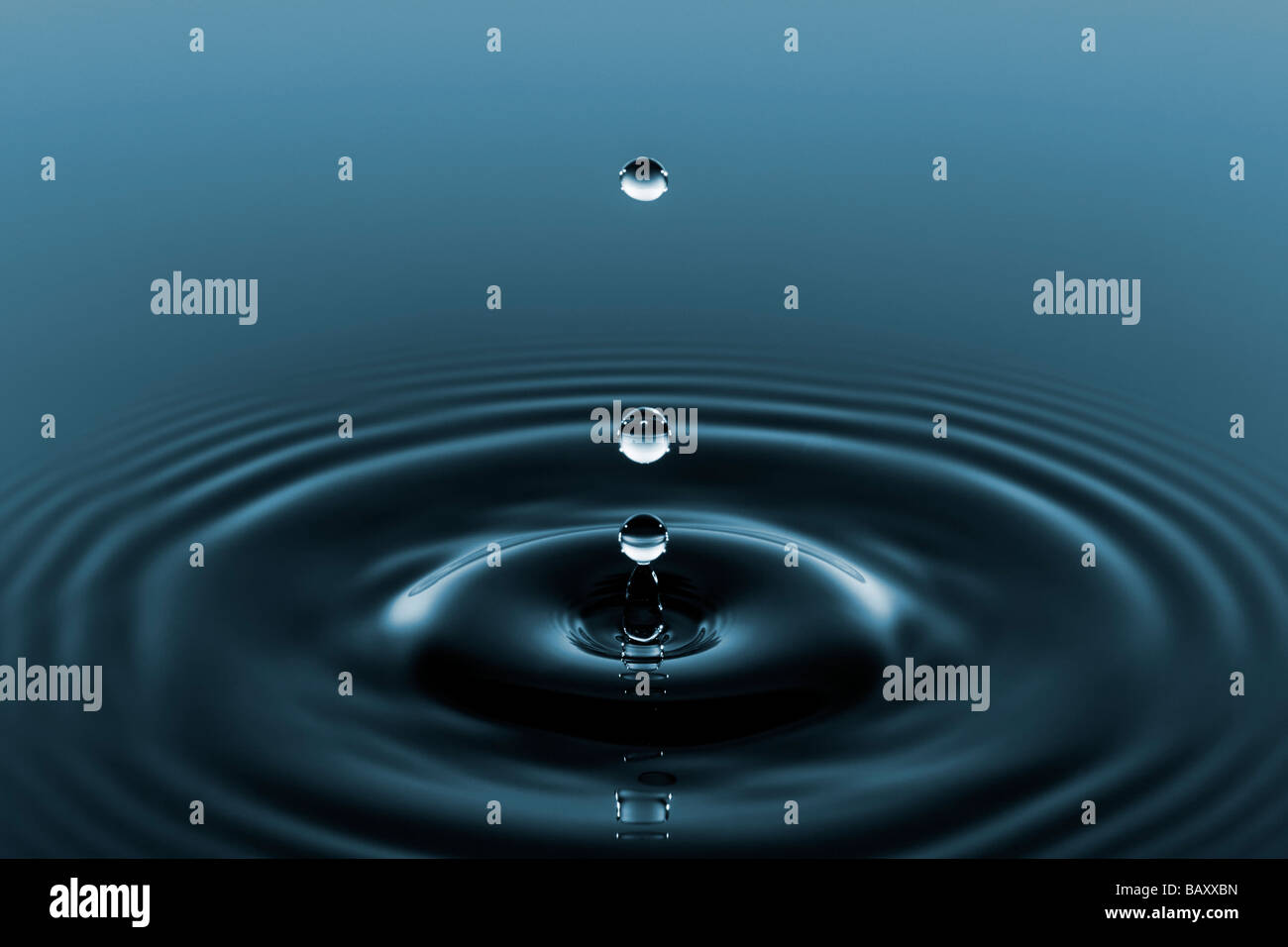 Water droplet rebound hi-res stock photography and images - Alamy