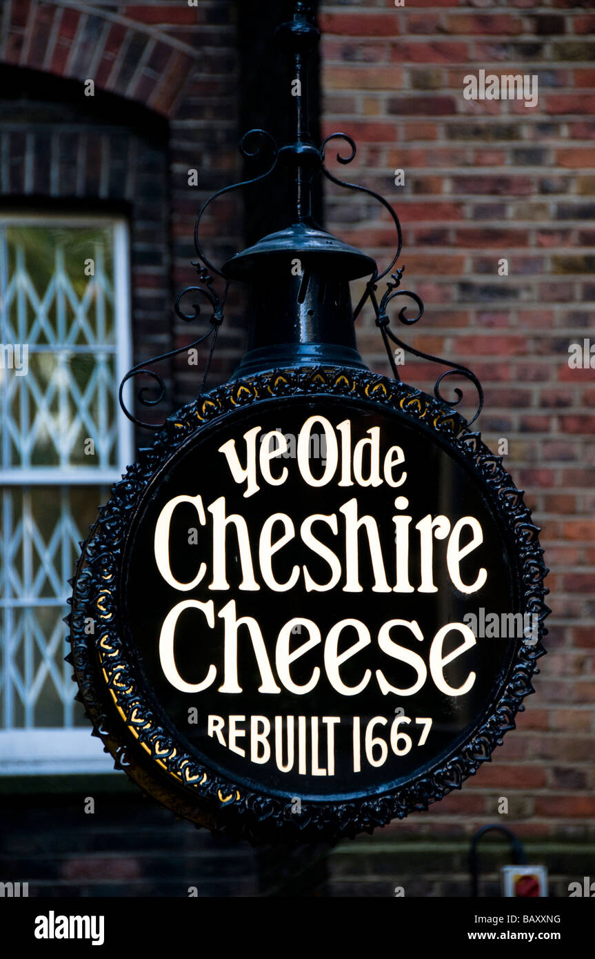Ye Olde Cheshire Cheese Stock Photos & Ye Olde Cheshire Cheese Stock ...
