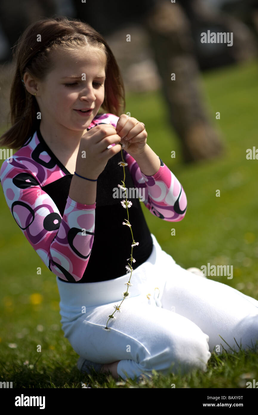 Make a daisy chain hi-res stock photography and images - Alamy