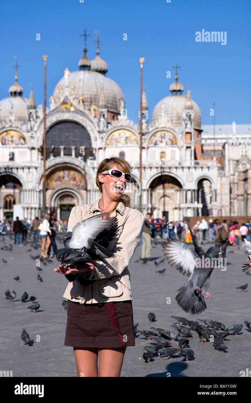 Dove doves venice italy hi-res stock photography and images - Alamy