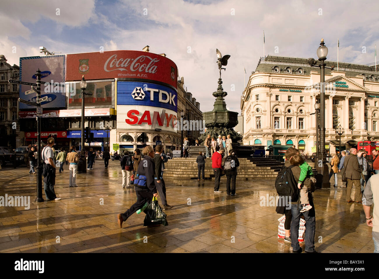 London picadilly rain hi-res stock photography and images - Alamy