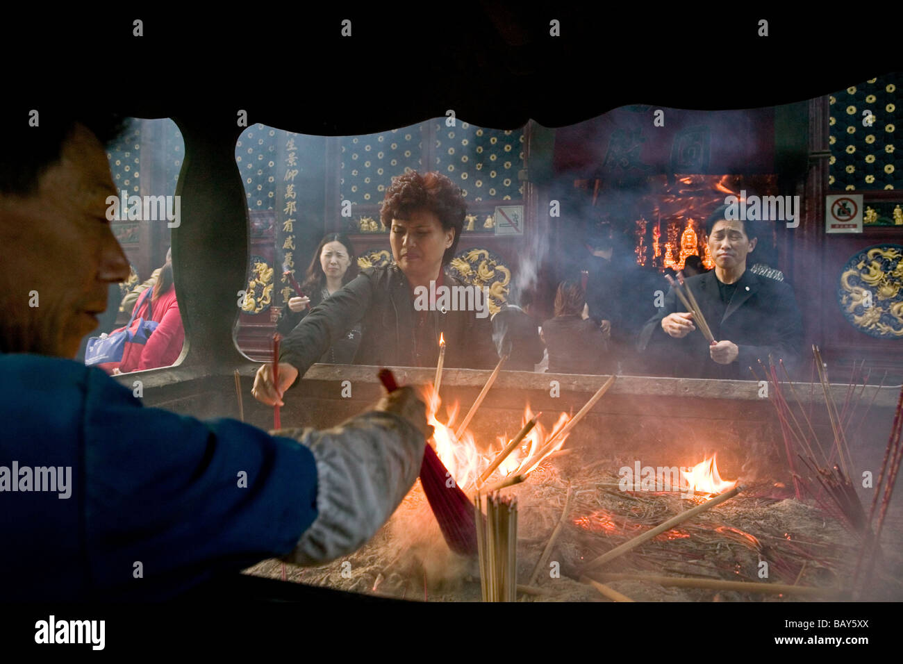 Pilgrims and tourists praying at Puji Si Temple, Buddhist Island of ...