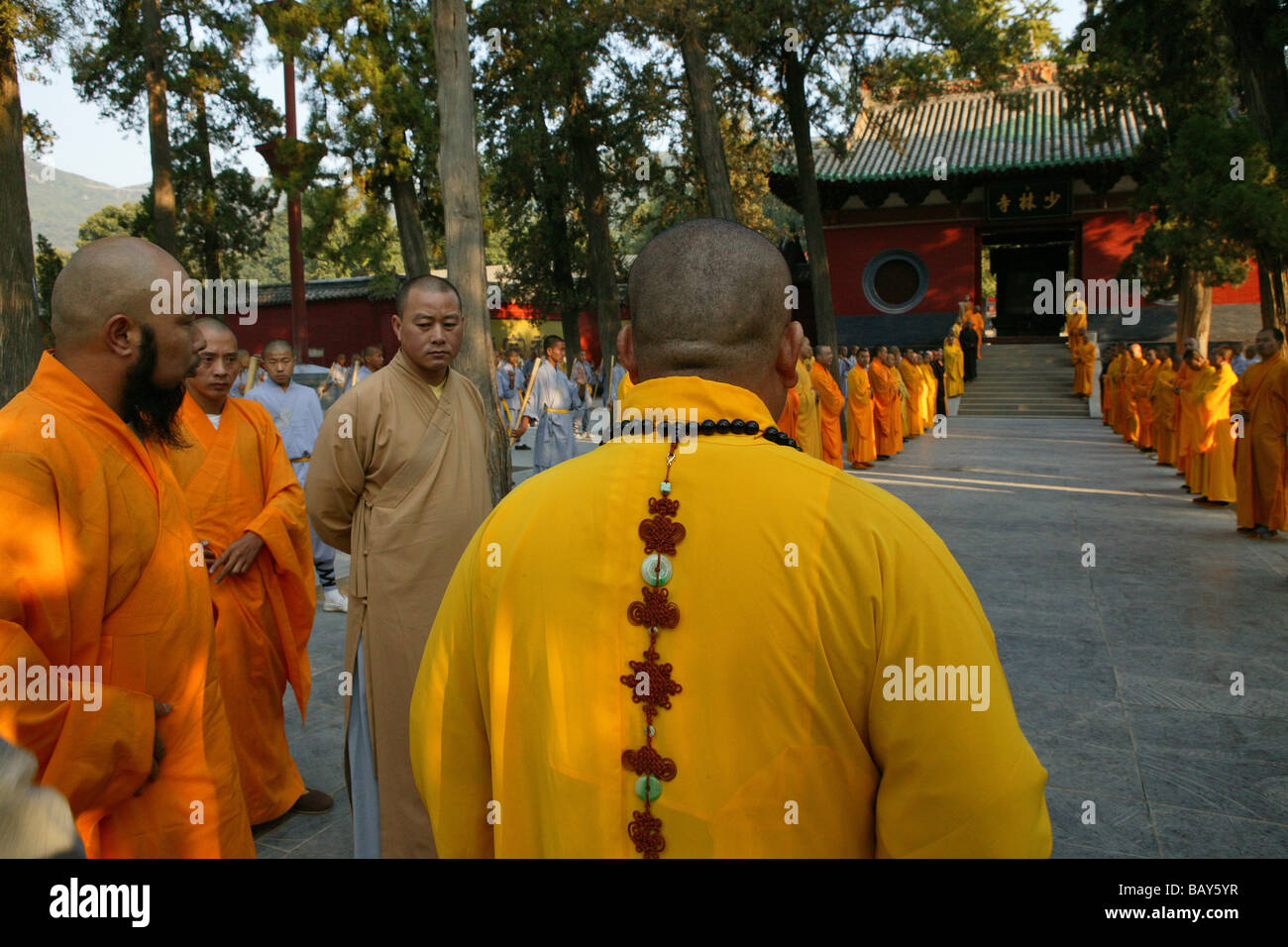 Shaolin Buddhist monk watching Kung Fu students, Shaolin Monastery ...