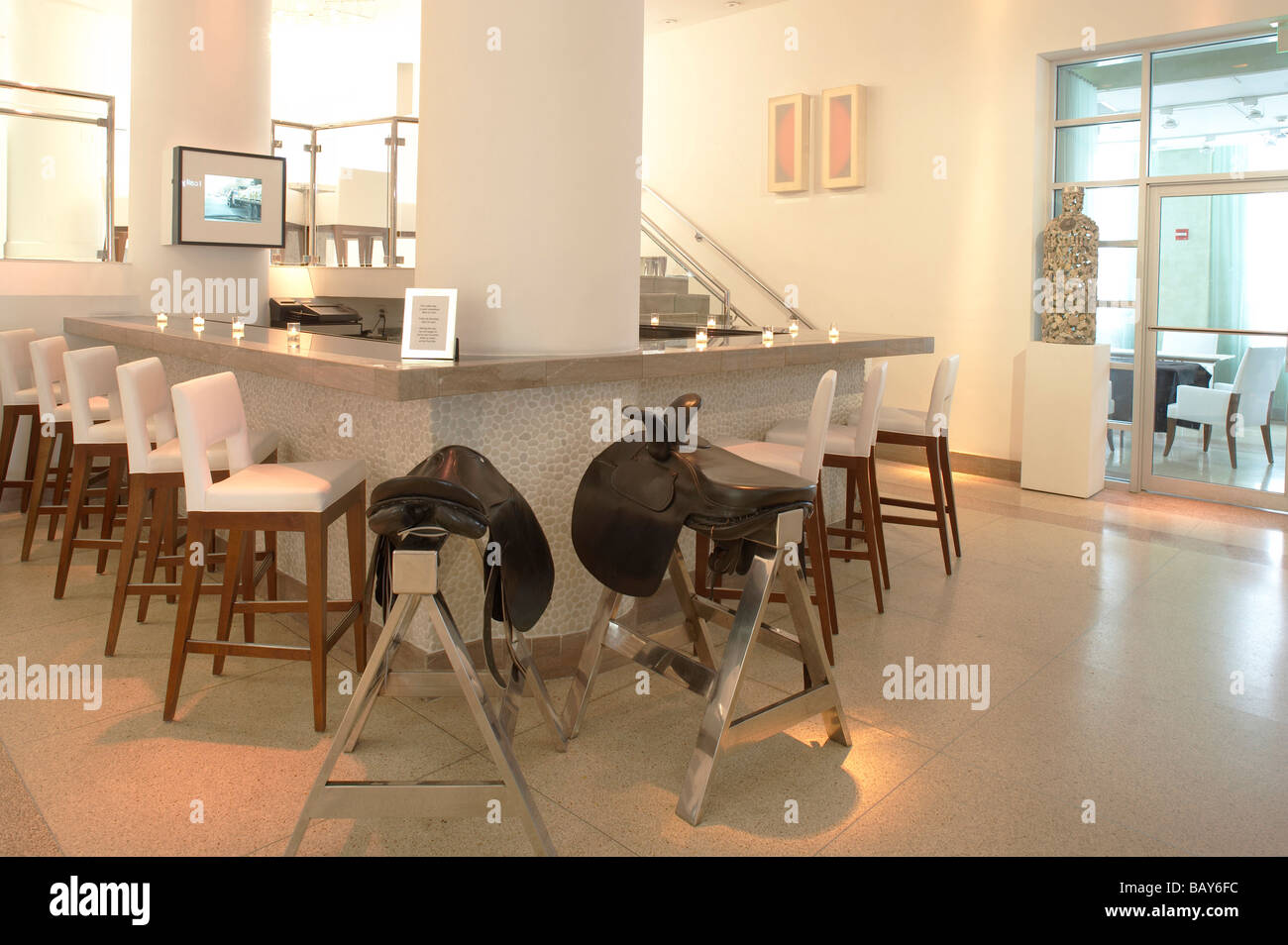 'art deco' bar scene hi-res stock photography and images - Alamy