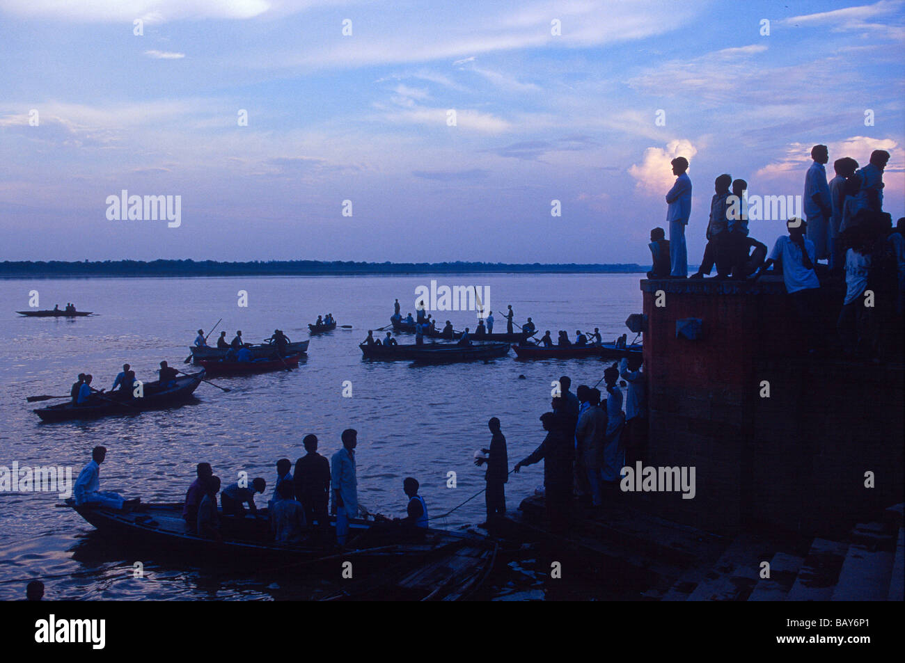 Pilgrims, Ganges river, Kedar Ghat, Varanasi, Benares Uttar Pradesh ...
