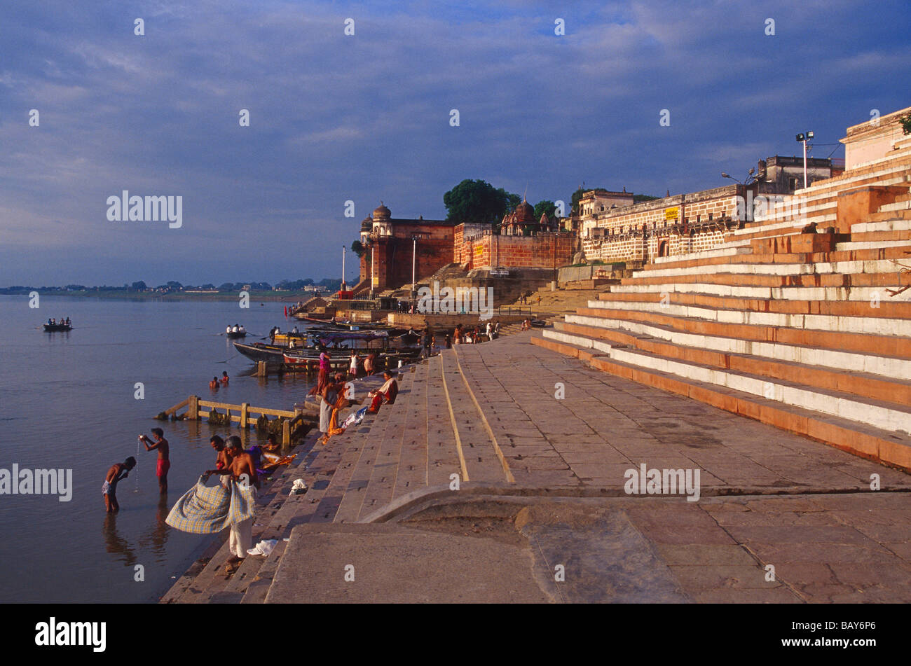 Pilgrims, Ganges river, Kedar Ghat, Varanasi, Benares Uttar Pradesh ...
