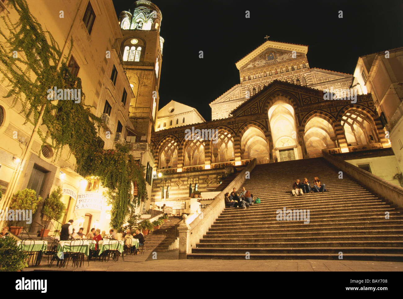 Piazza Duomo and Cathedral of S Andrea at night, Town square and ...