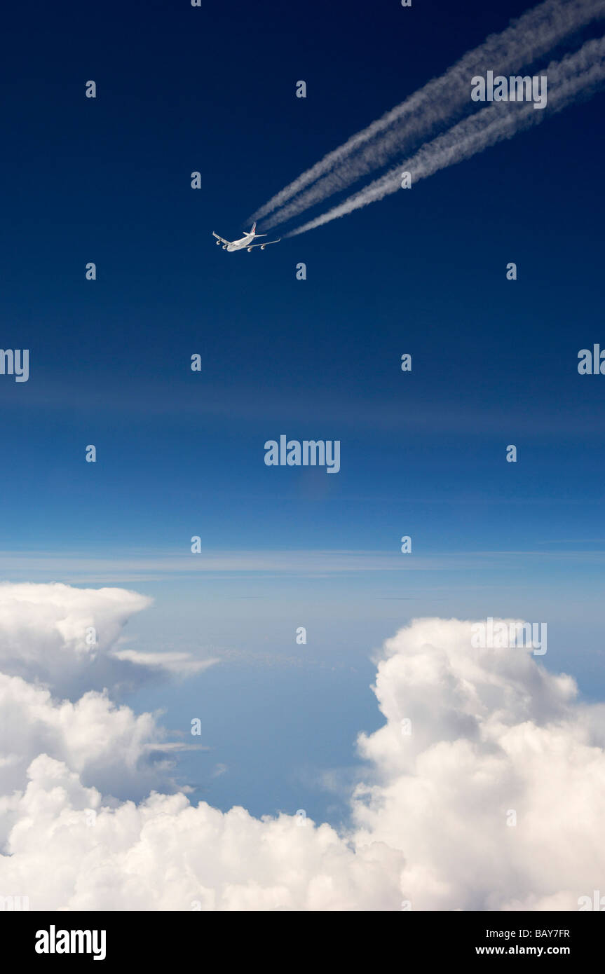Boeing 747 contrails hi-res stock photography and images - Alamy