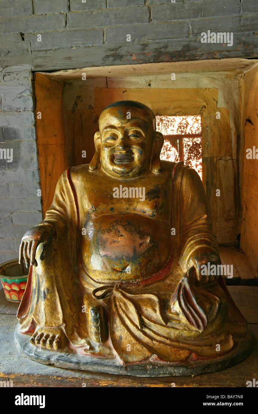 Gilded Buddha statue at the entrance of hanging monastery, Heng Shan ...