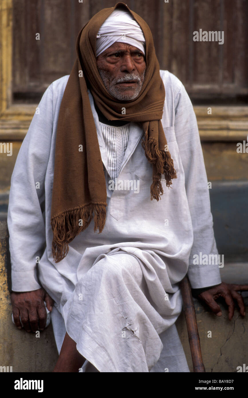 Man living in cemetery hi-res stock photography and images - Alamy
