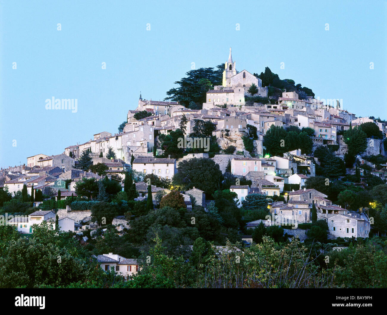 Bonnieux, village in the Luberon mountains, Montagne du Luberon ...