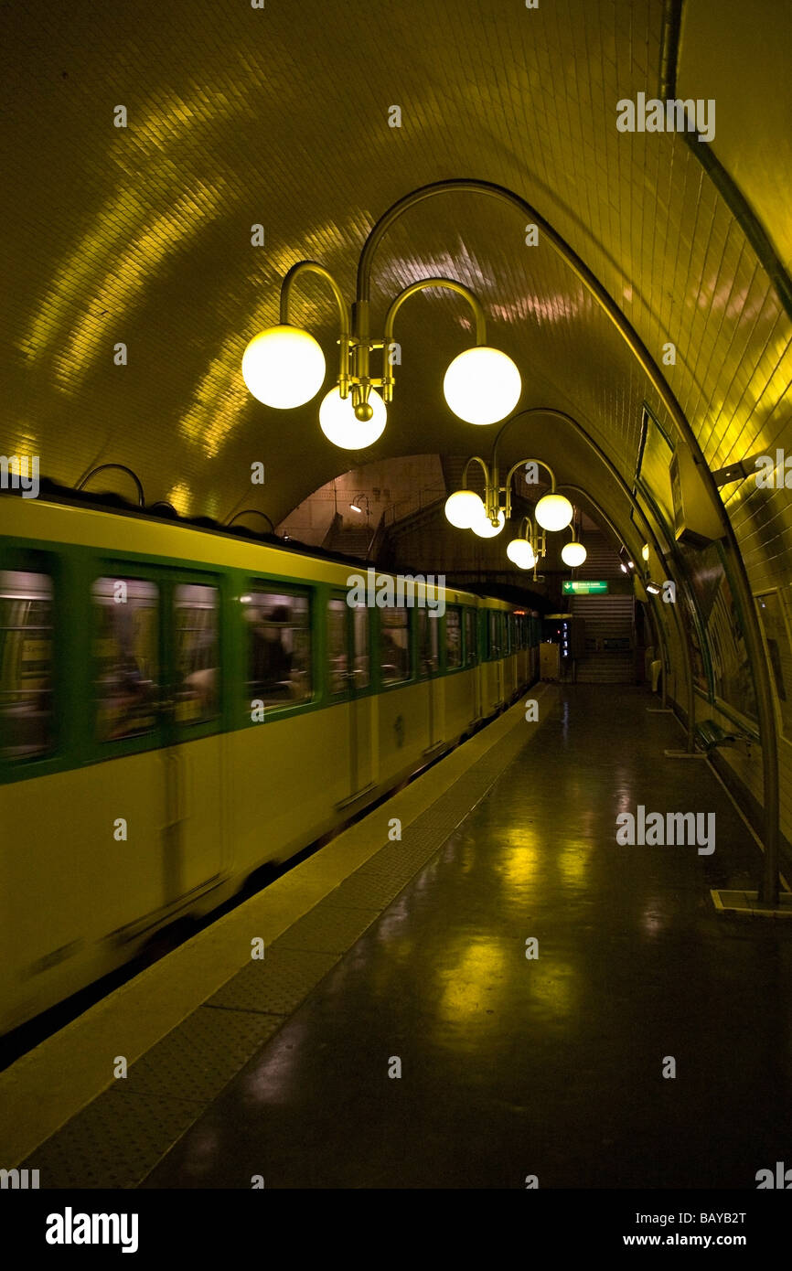 Paris, France; Parisian Metro subway station platform Stock Photo - Alamy