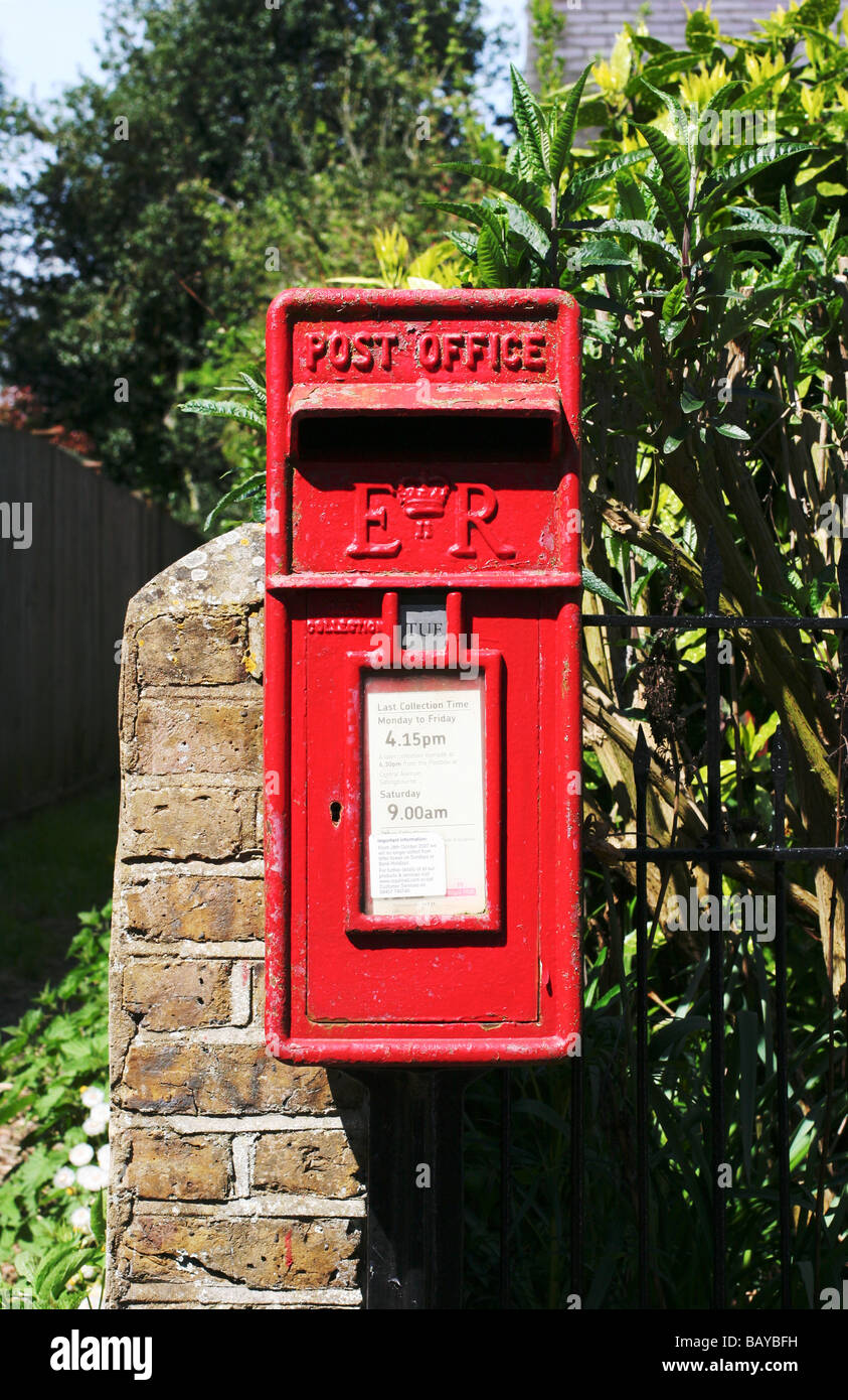 Traditional red royal mail postbox hi-res stock photography and images ...