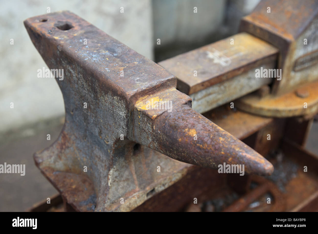 Blacksmith yard anvil Stock Photo - Alamy