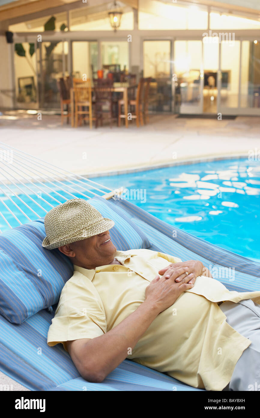 Man sleeping swimming pool hi-res stock photography and images - Alamy