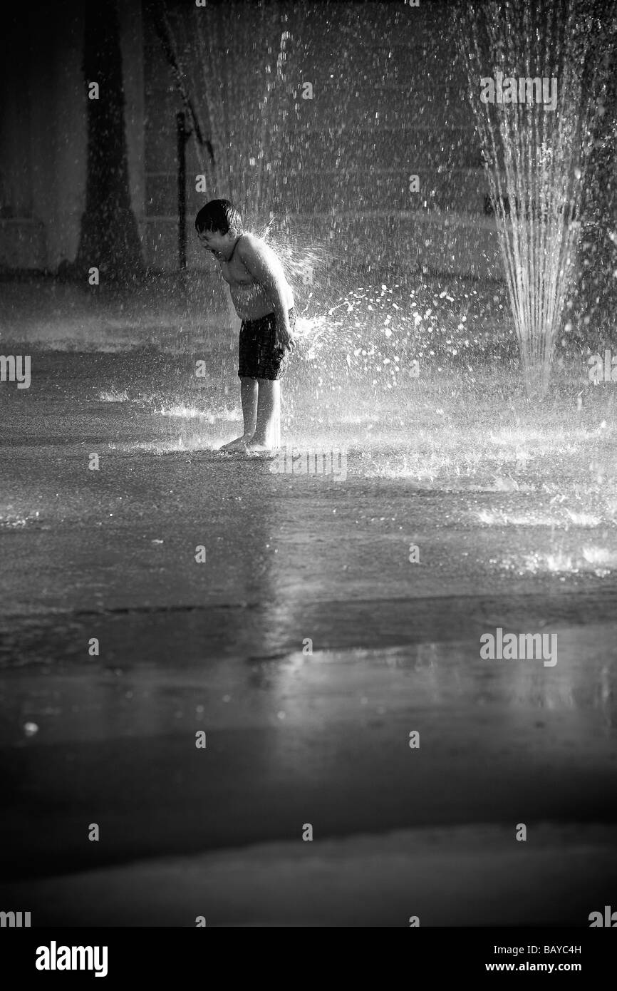 White only water fountains hi-res stock photography and images - Alamy