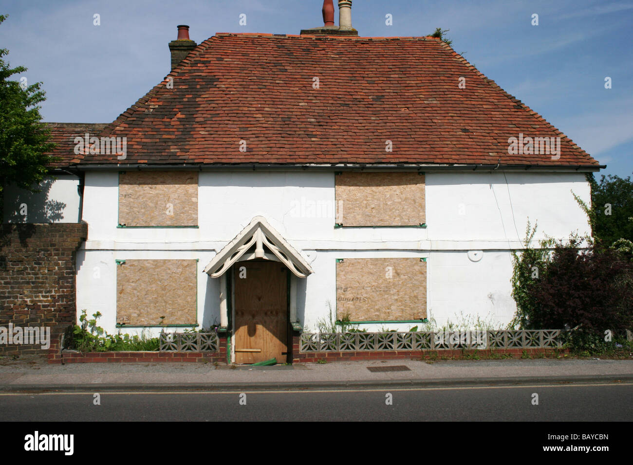House boarded up windows hi-res stock photography and images - Alamy