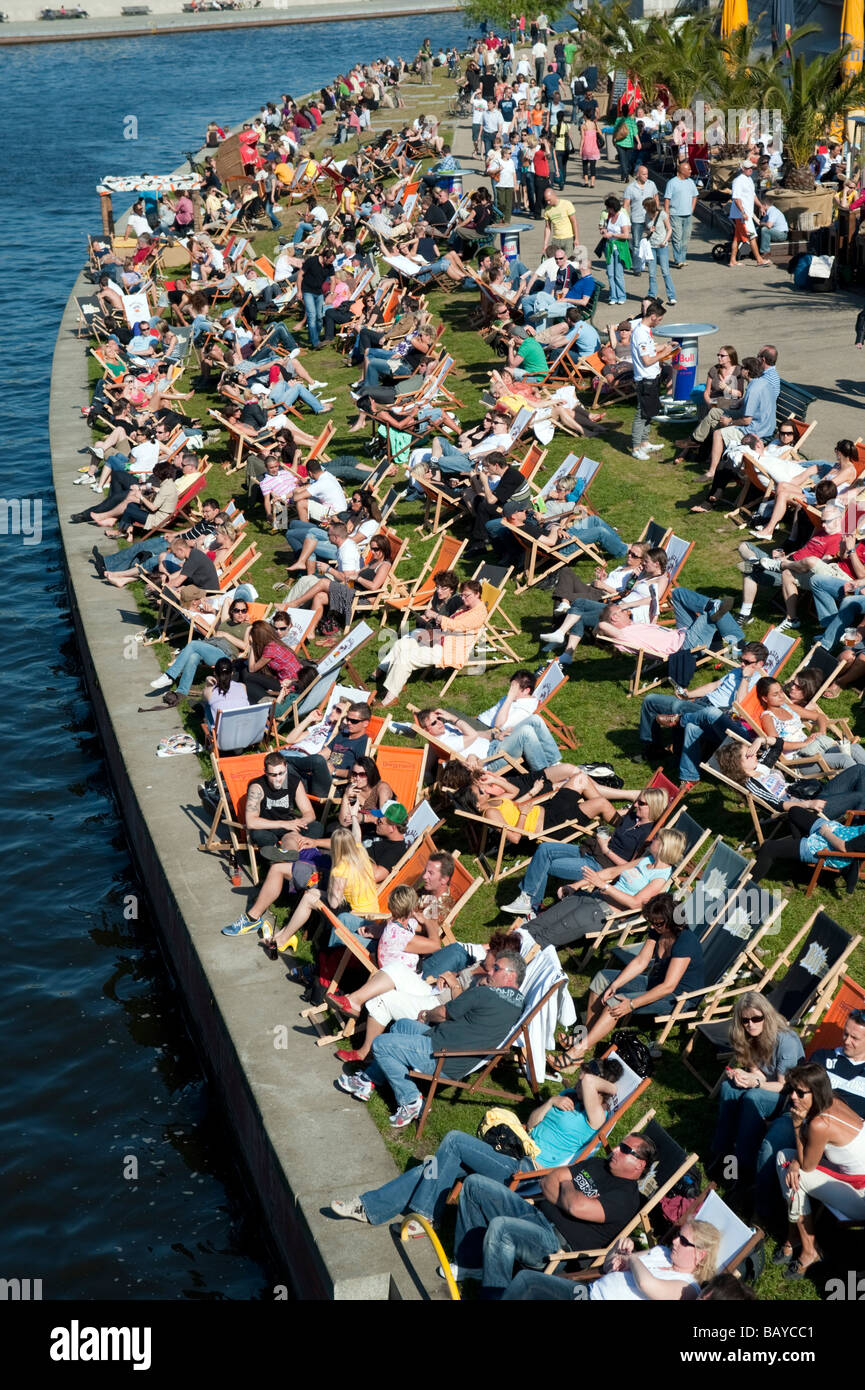 People sitting by river hi-res stock photography and images - Alamy