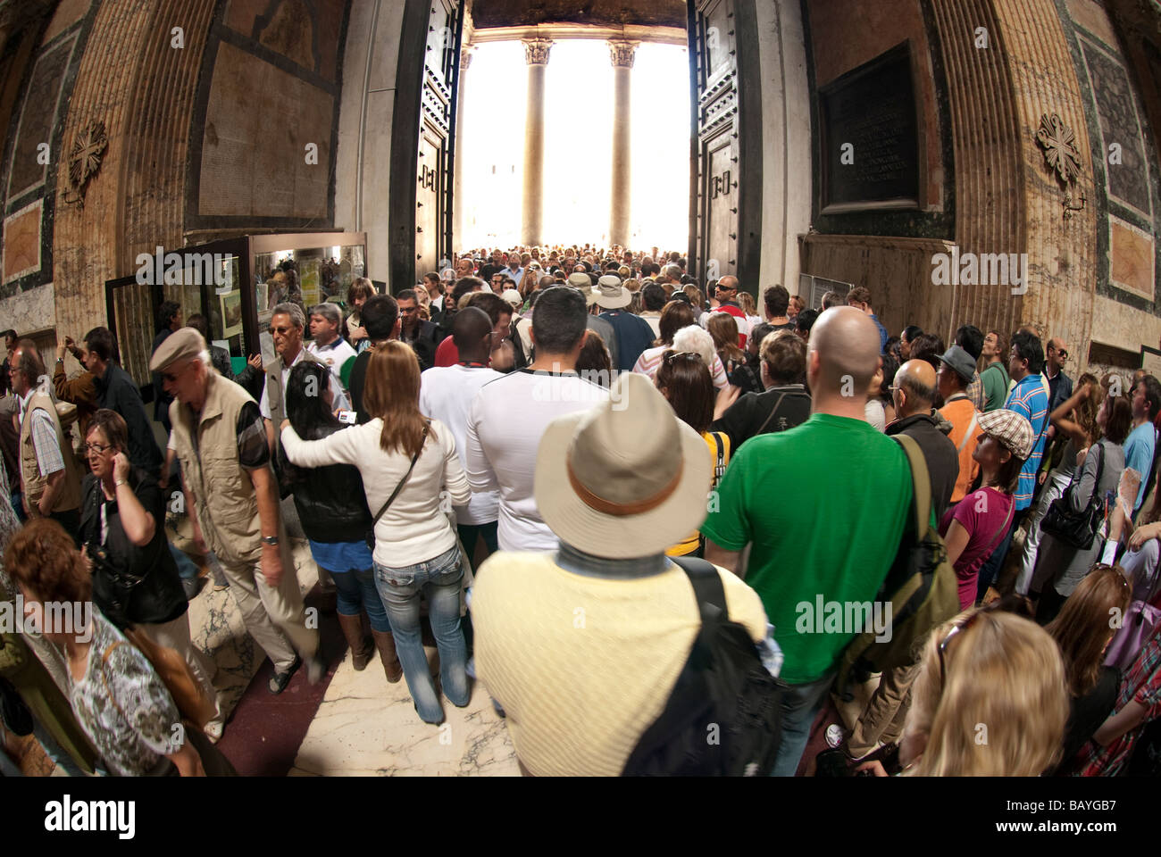 crowds of tourists in the pantheon rome Stock Photo - Alamy
