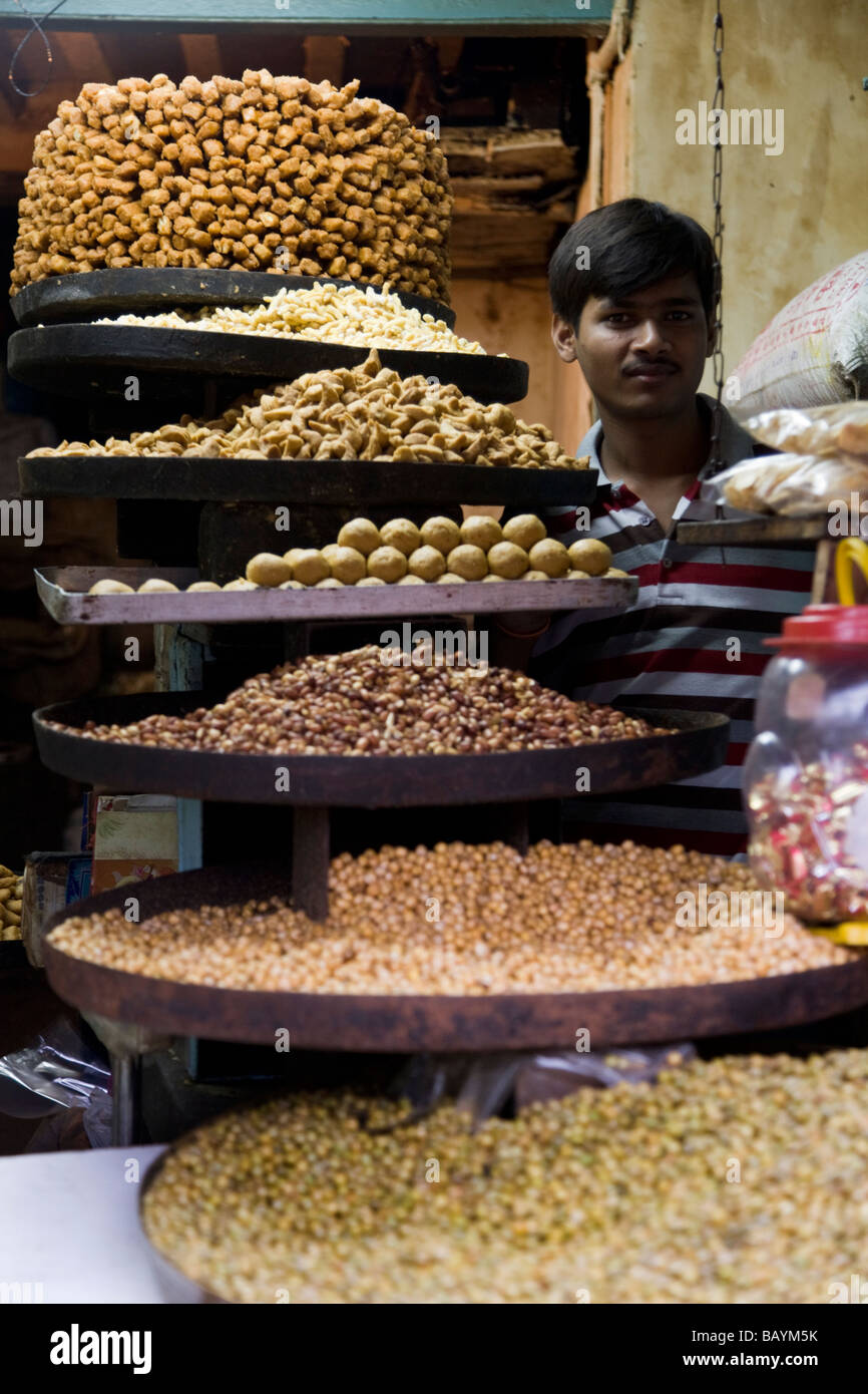 Selling cooked peanuts in india hi-res stock photography and images - Alamy