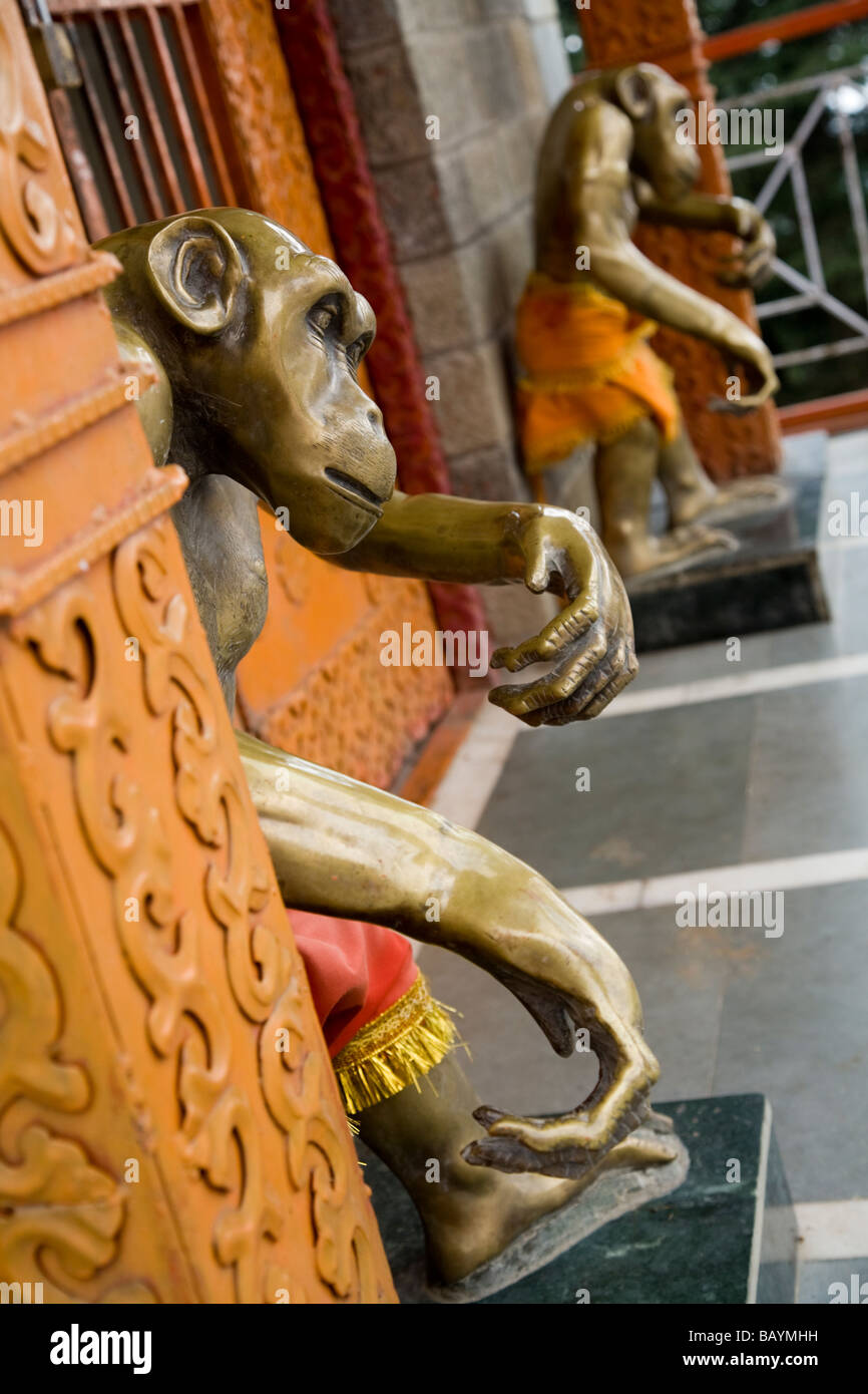 Statues of monkeys – in metal – at the side of the Jakhu Temple (Monkey ...