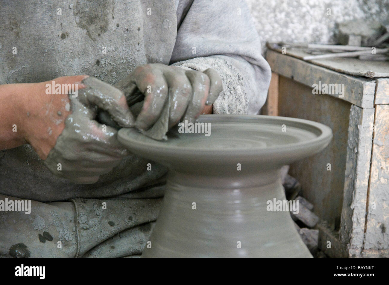 Demonstrating throwing plates hi-res stock photography and images - Alamy