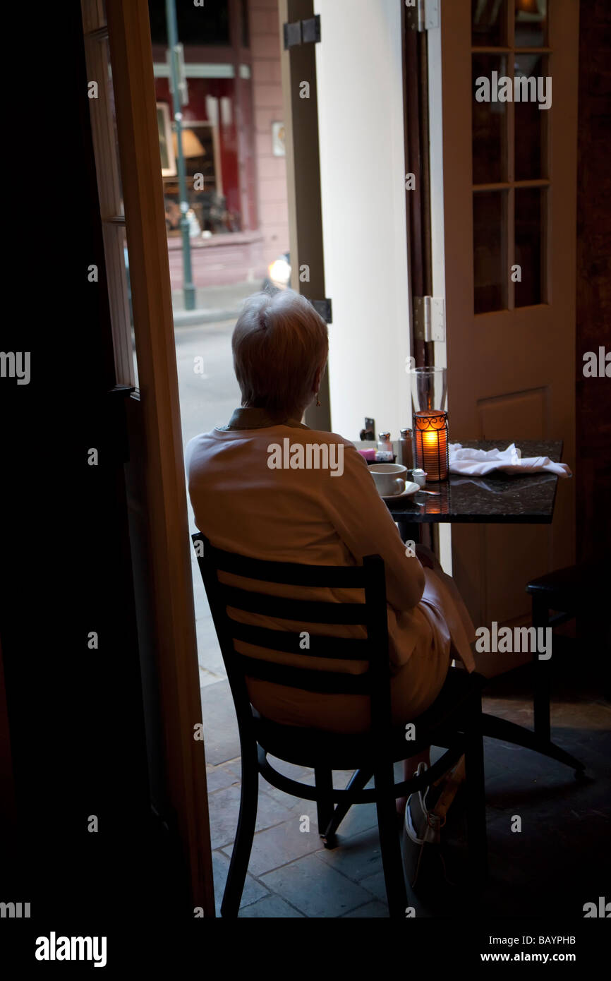 Woman restaurant wait waiting bar hi-res stock photography and images ...