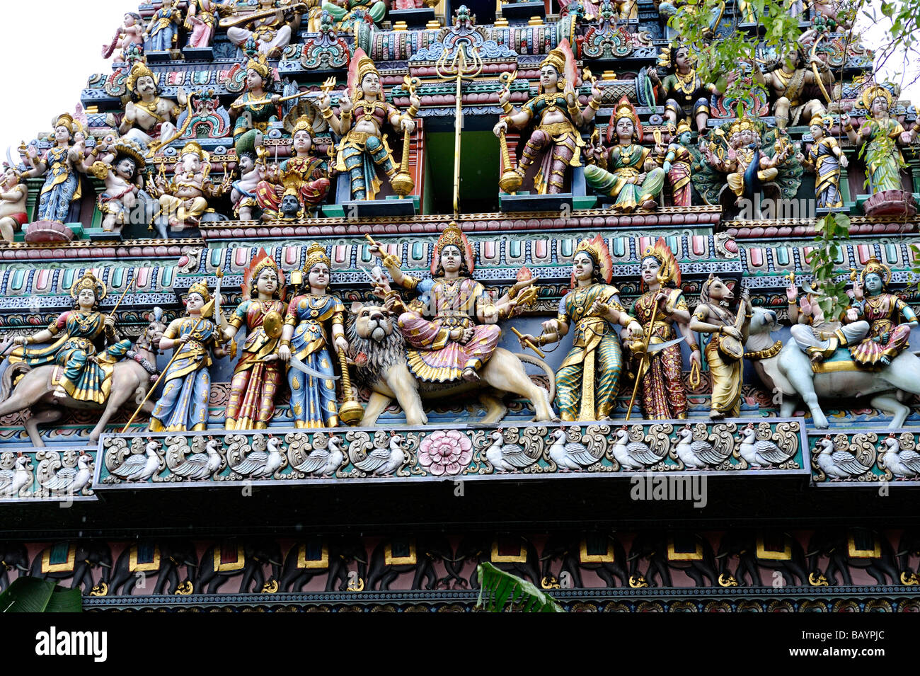 Hindu temple statues hi-res stock photography and images - Alamy