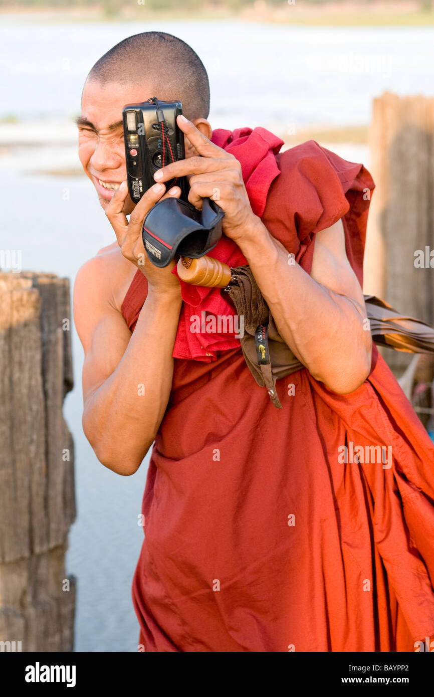 Monk taking photo hi-res stock photography and images - Alamy