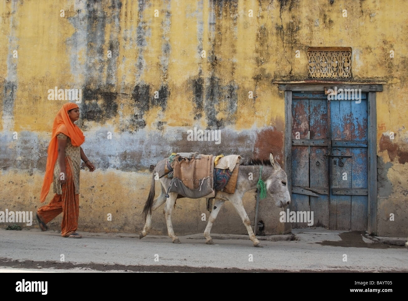 India street scene hi-res stock photography and images - Alamy
