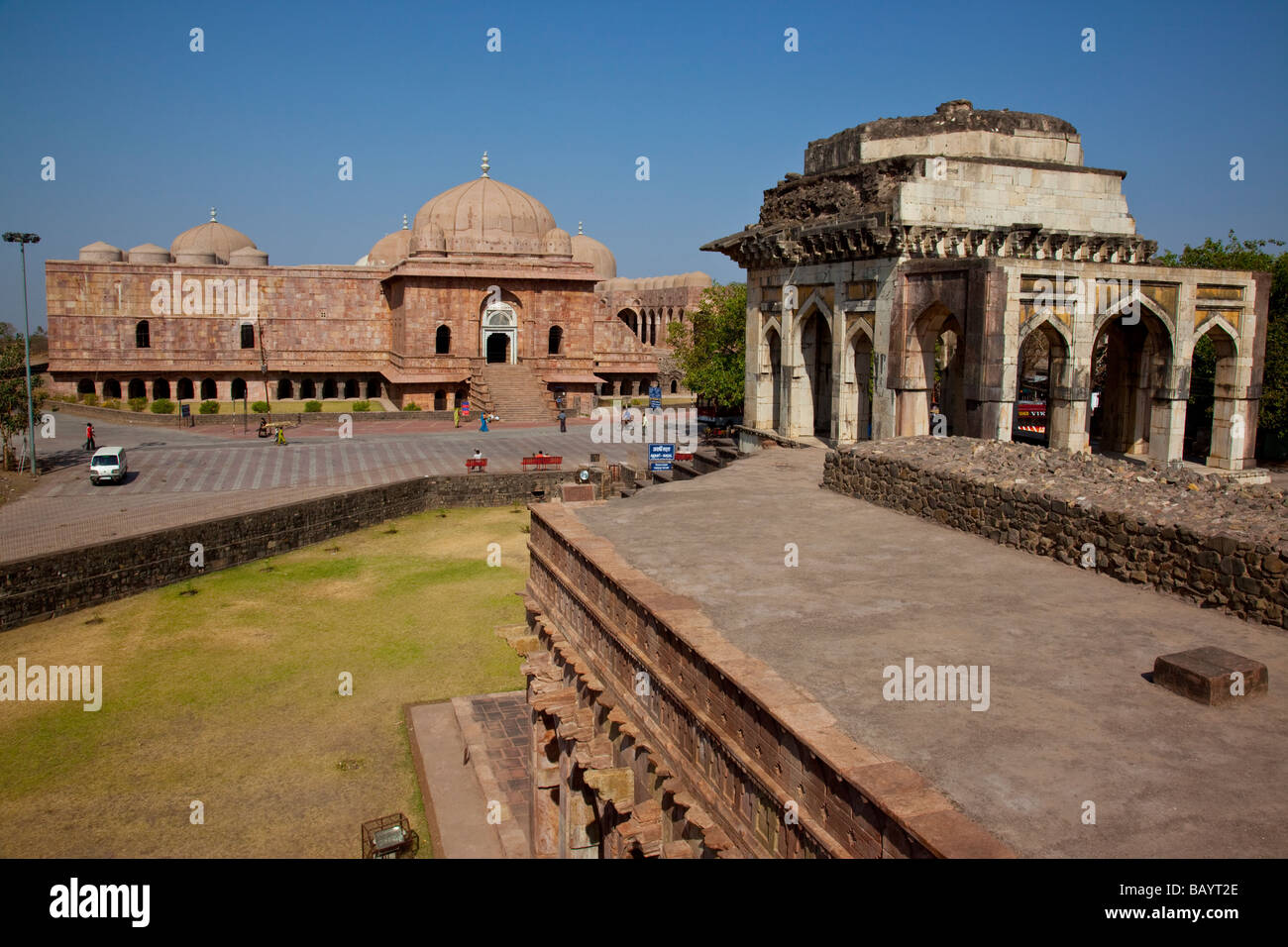 Jama Masjid and Ashrafi Mahal in Mandu India Stock Photo - Alamy
