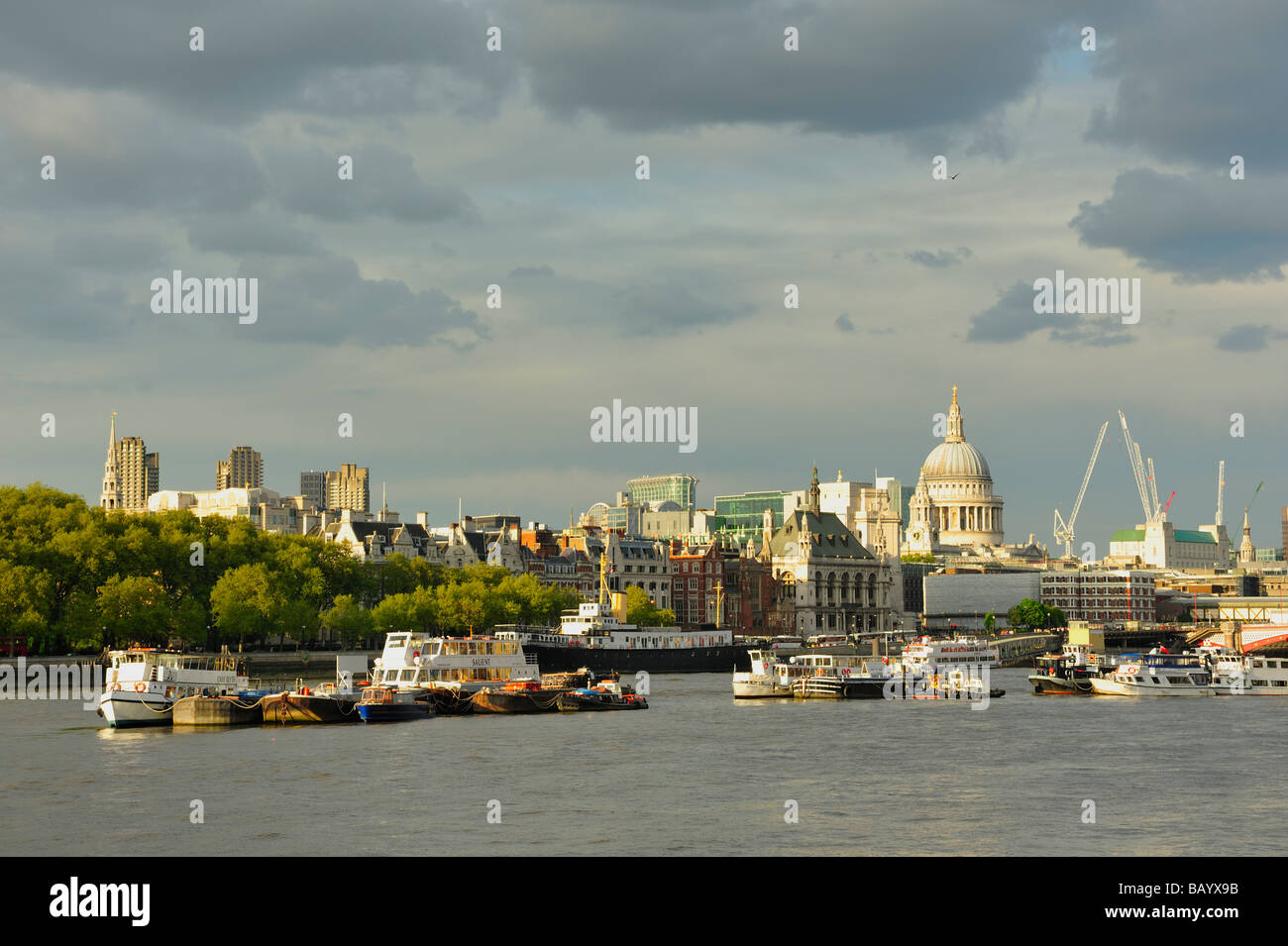 City skyline and river thames hi-res stock photography and images - Alamy