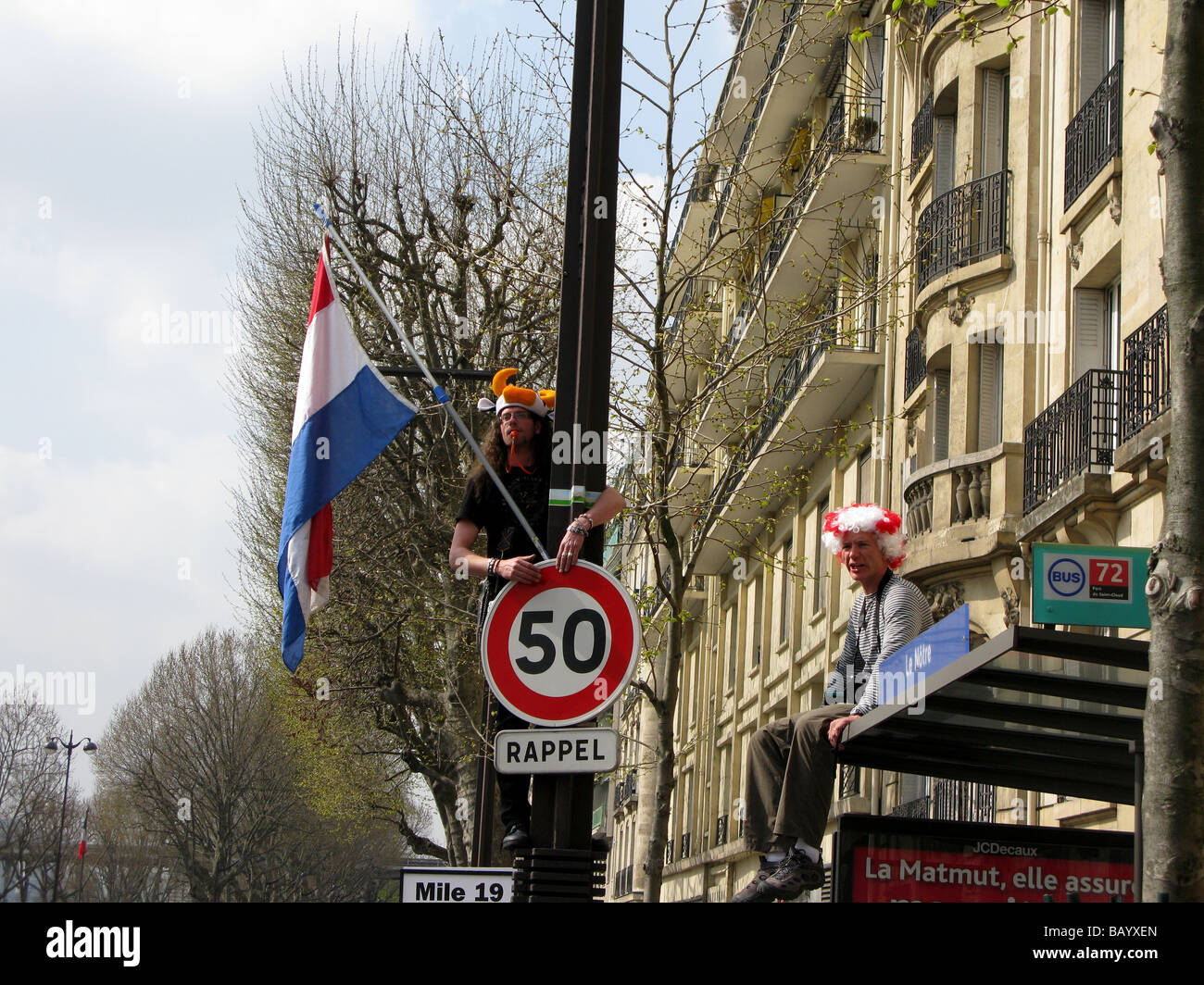 Spectators Paris Marathon Stock Photo - Alamy