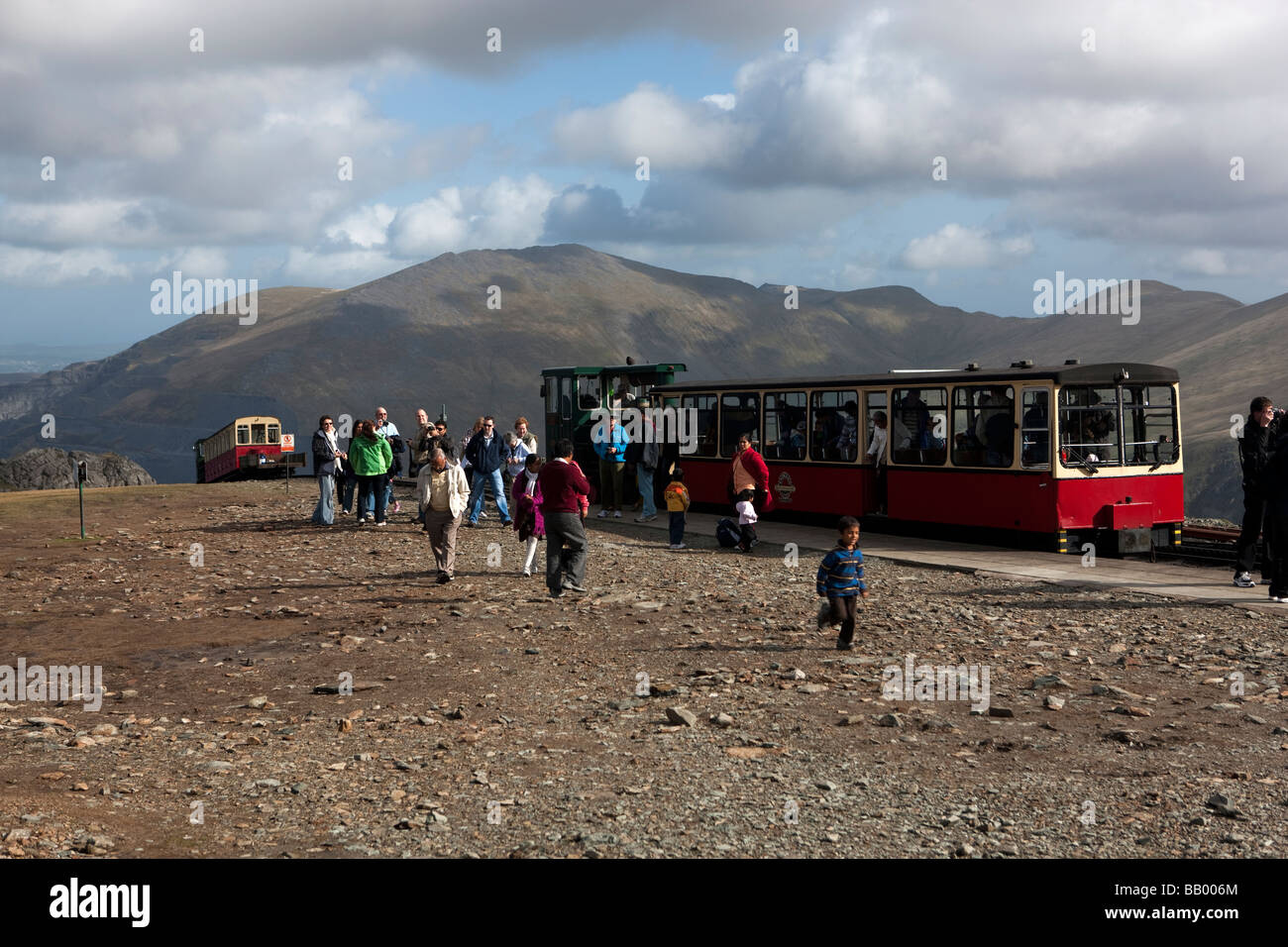 Mountain railway tracks on Snowdon/Yr Wyddfa. Clogwyn Station ...