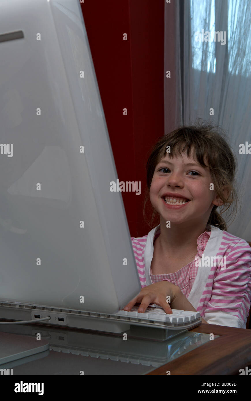 5-year old girl using an Apple Mac computer Stock Photo - Alamy