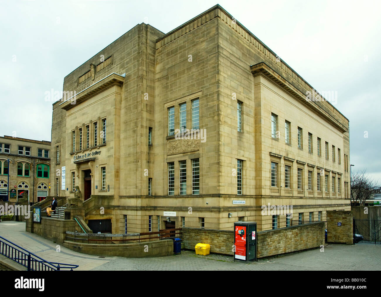 Library and art gallery building hi-res stock photography and images ...