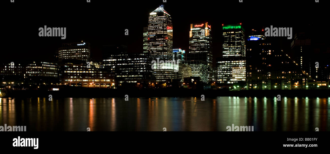 London docklands thames hi-res stock photography and images - Alamy