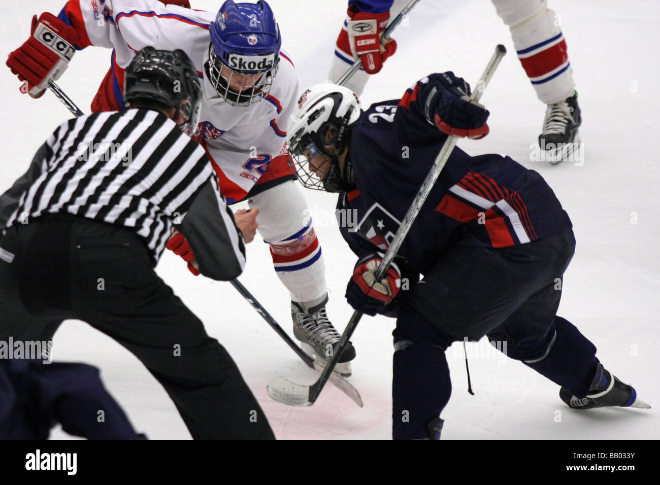 Team face off hi-res stock photography and images - Alamy