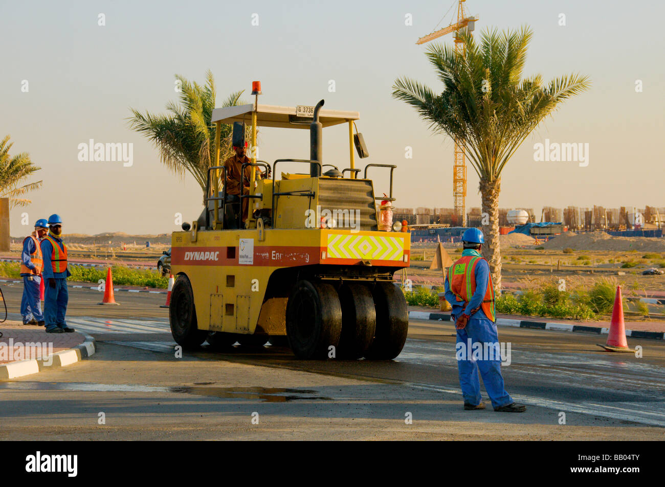 Dubai construction workers hi-res stock photography and images - Alamy