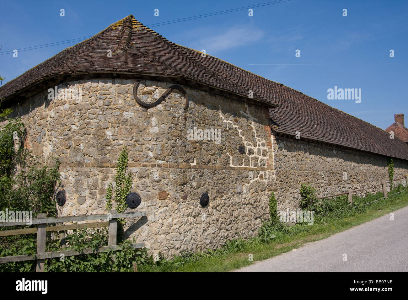 Medieval barn england hi-res stock photography and images - Alamy