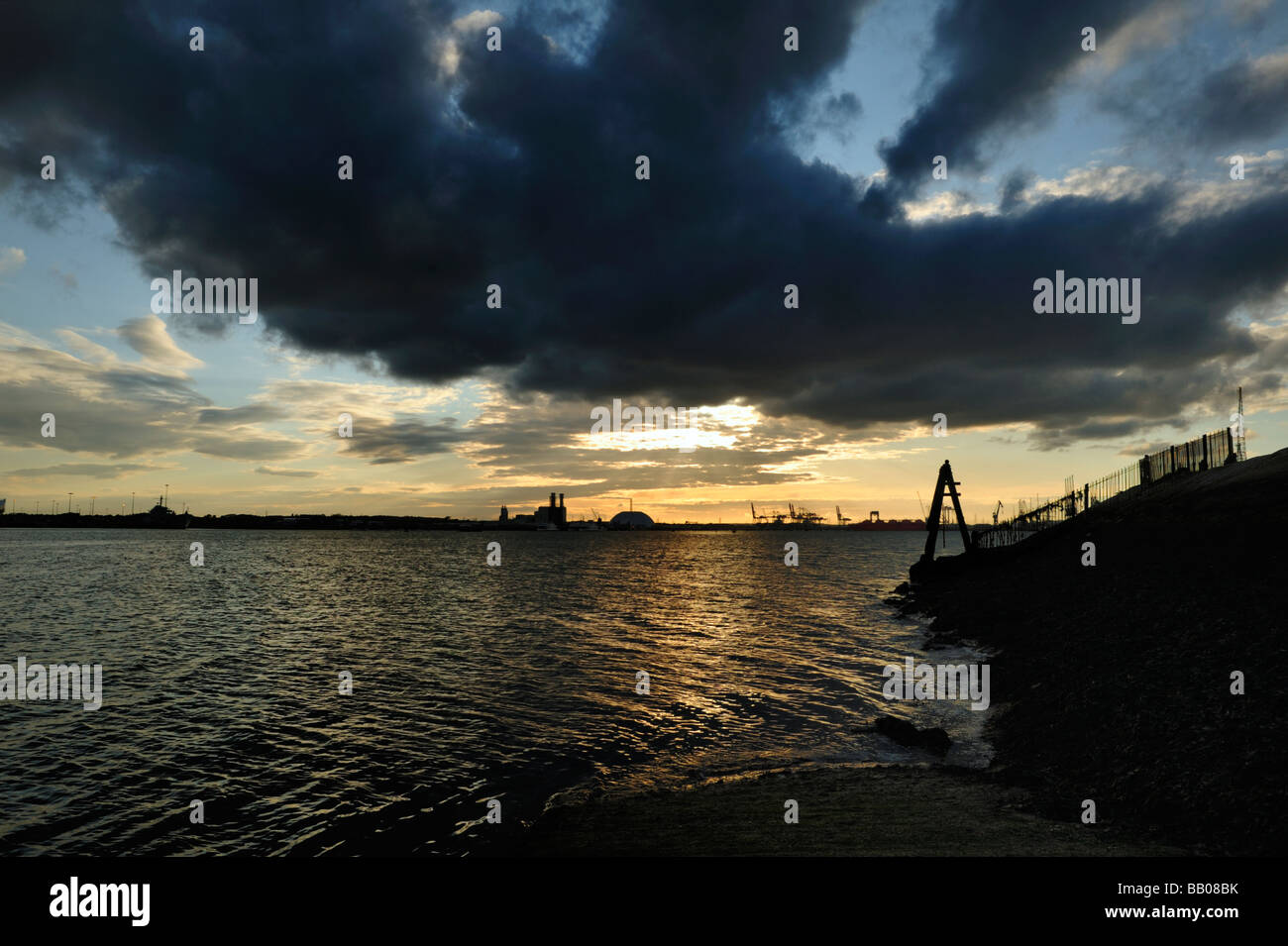 Evening sky at southampton docks hi-res stock photography and images ...