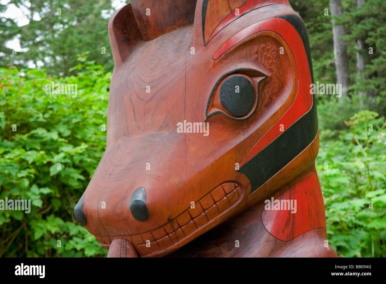 Totem pole native american bear hi-res stock photography and images - Alamy