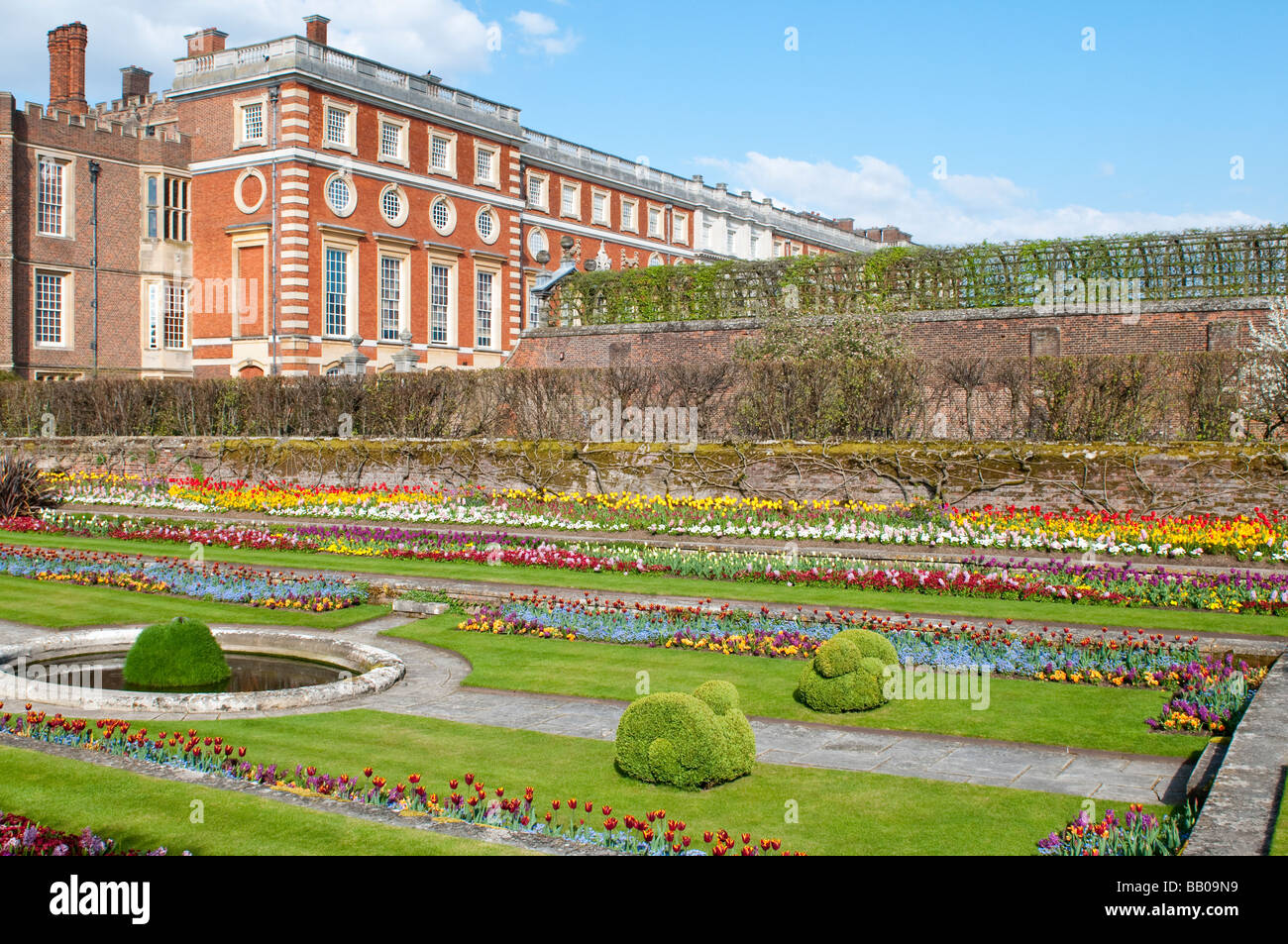 A garden recreated in the style of Henry VIII at Hampton Court Palace ...