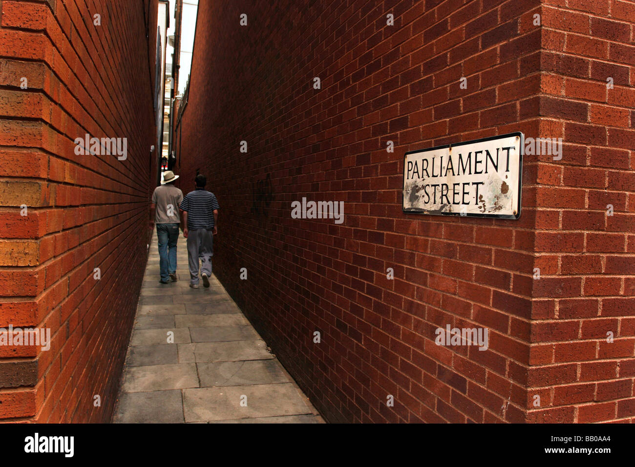 Parliament Street in Exeter, UK, believed to be the World's narrowest ...