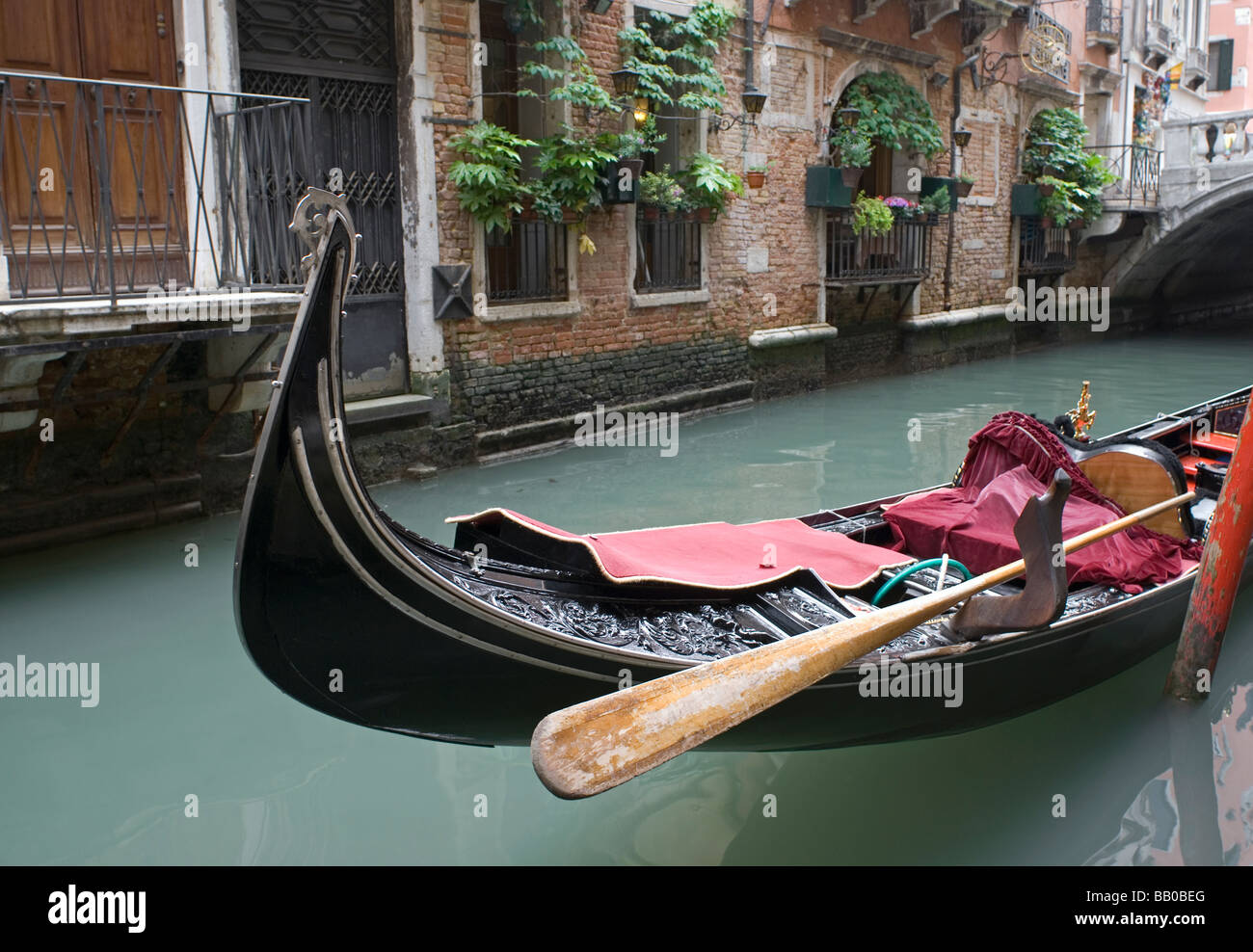 Venice gondola front detail boat hi-res stock photography and images ...